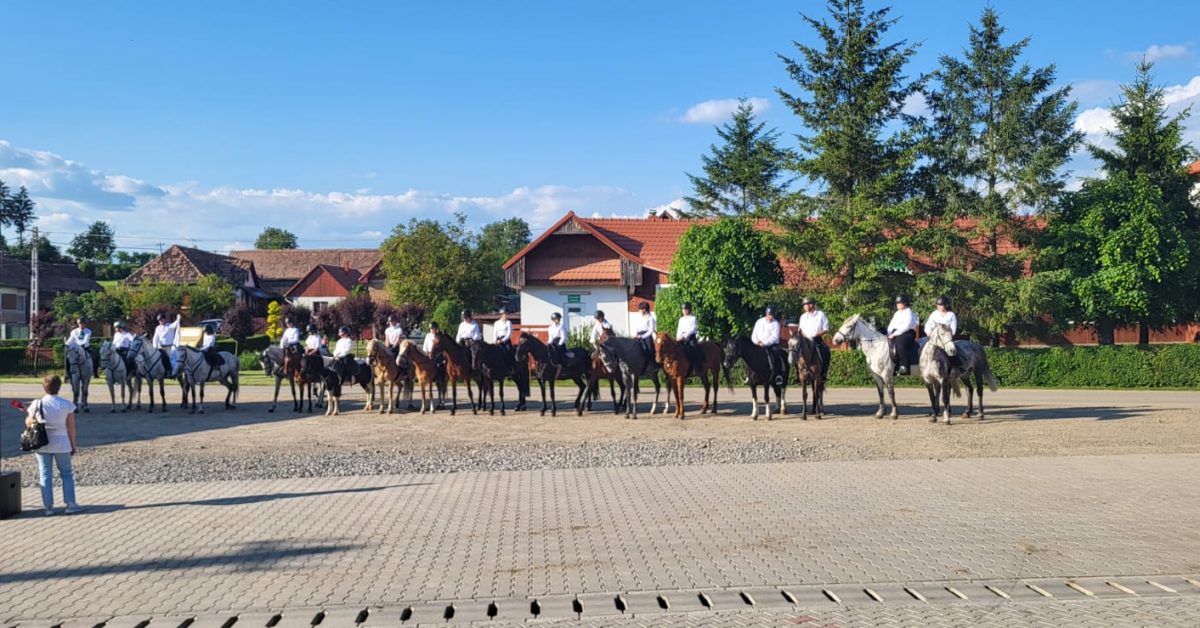 Lóháton viszik az imaszalagokat a búcsúba – .:: Vásárhely.ma